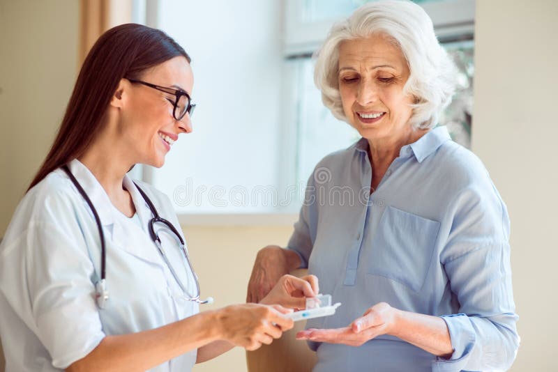 Infermiere Sorridente Con Il Suo Paziente Immagine Stock - Immagine di ...