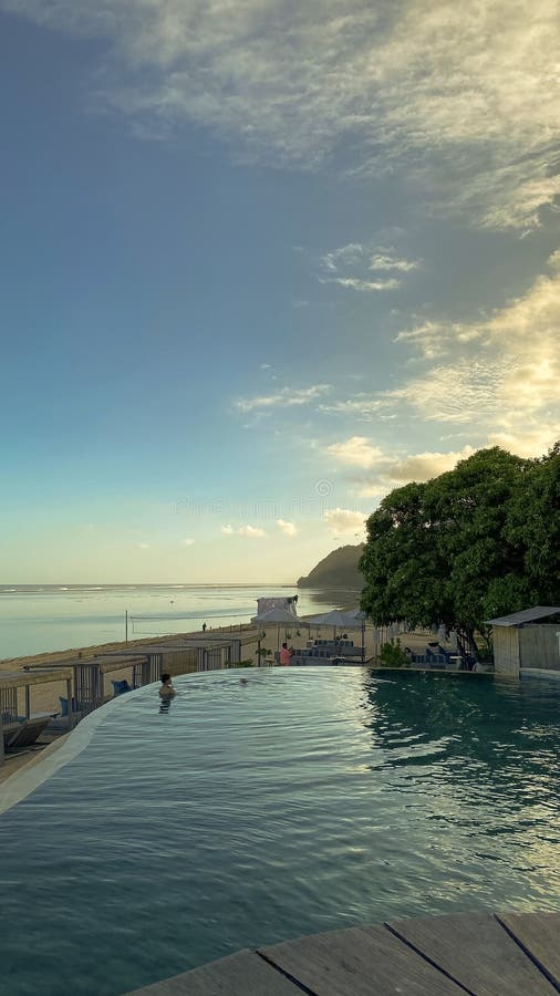 Infinity Pool Overlooking Tropical Ocean Stock Photo - Image of serene ...