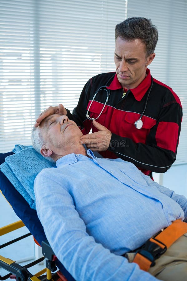 Infirmier Examinant Le Patient Inconscient Photo stock - Image du aide ...