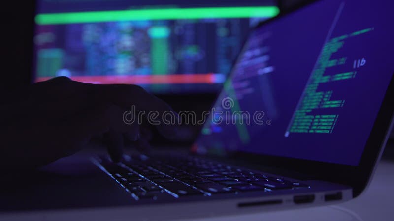 Informaticien image stock. Image du bureau, homme, codage - 105681121