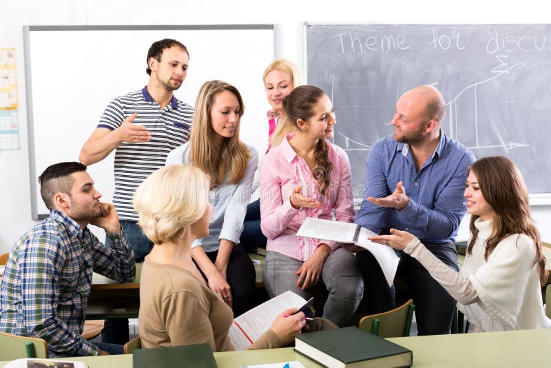 Informele Bespreking Tussen Leraar En Studenten Stock Foto - Image of ...