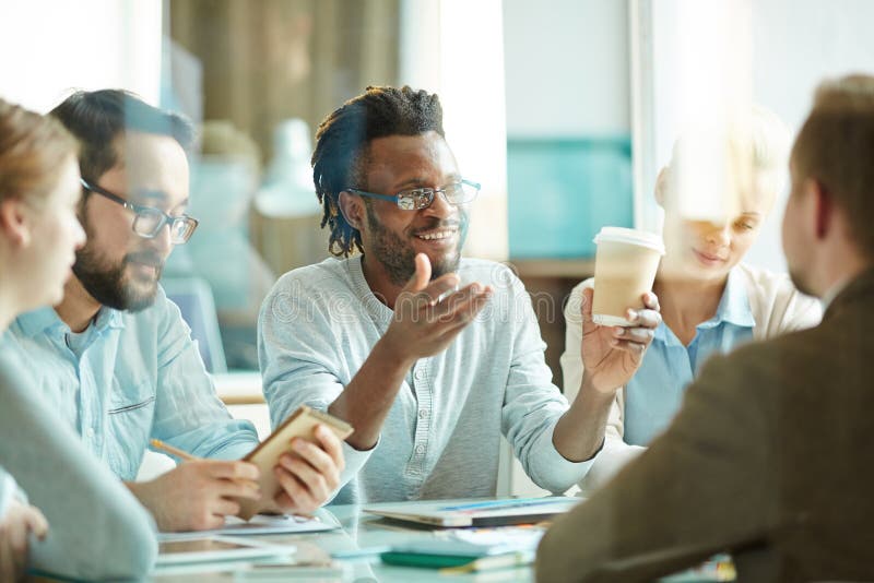 Informell diskussion fotografering för bildbyråer. Bild av företags ...