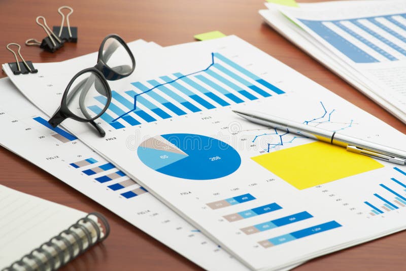 Revisando Informes En El Escritorio Foto de archivo - Imagen de ...