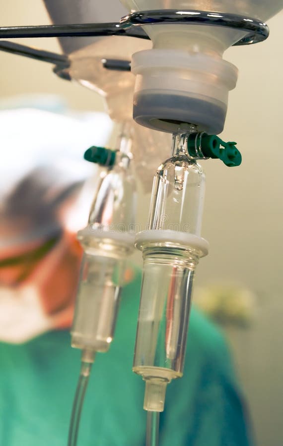 De Verpleegster Bereidt IV Oplossing Voor Infusie Voor Stock Afbeelding ...