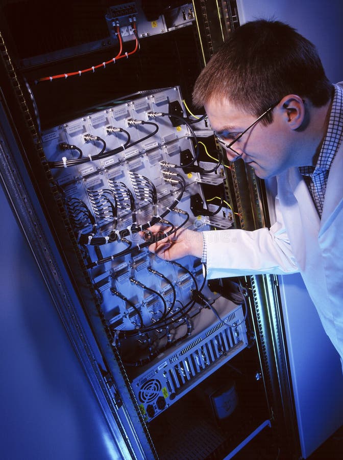Ingénieur électronicien photo stock. Image du mécanicien - 27765684