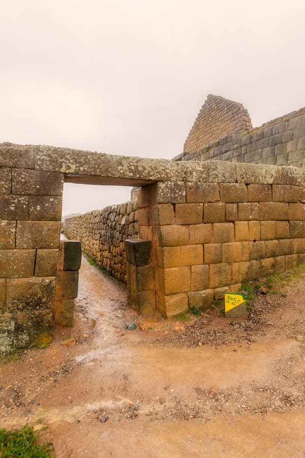 Ingapirca, Pared Del Inca En Ecuador Imagen de archivo - Imagen de ...