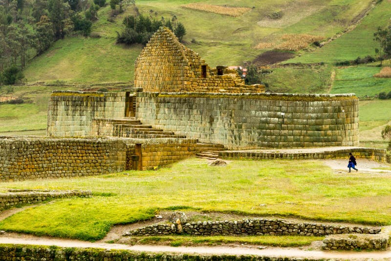 Ingapirca Inca Ruins in Ecuador Imagen de archivo - Imagen de ...