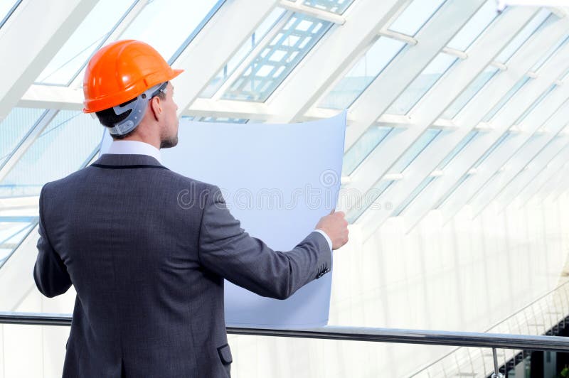 Il Ritratto Di Giovane Architetto O Ingegnere Capo Utilizza La ...