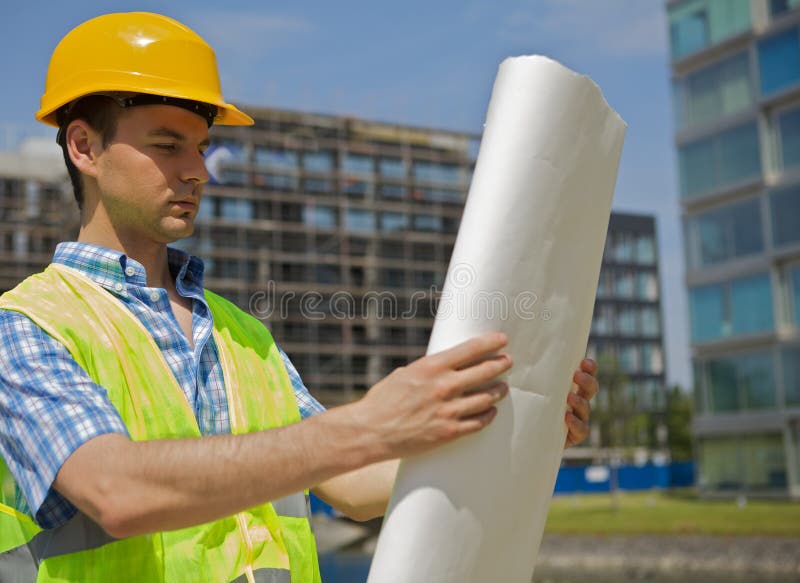 Ingegnere Che Esamina Modello Sul Cantiere Fotografia Stock - Immagine ...