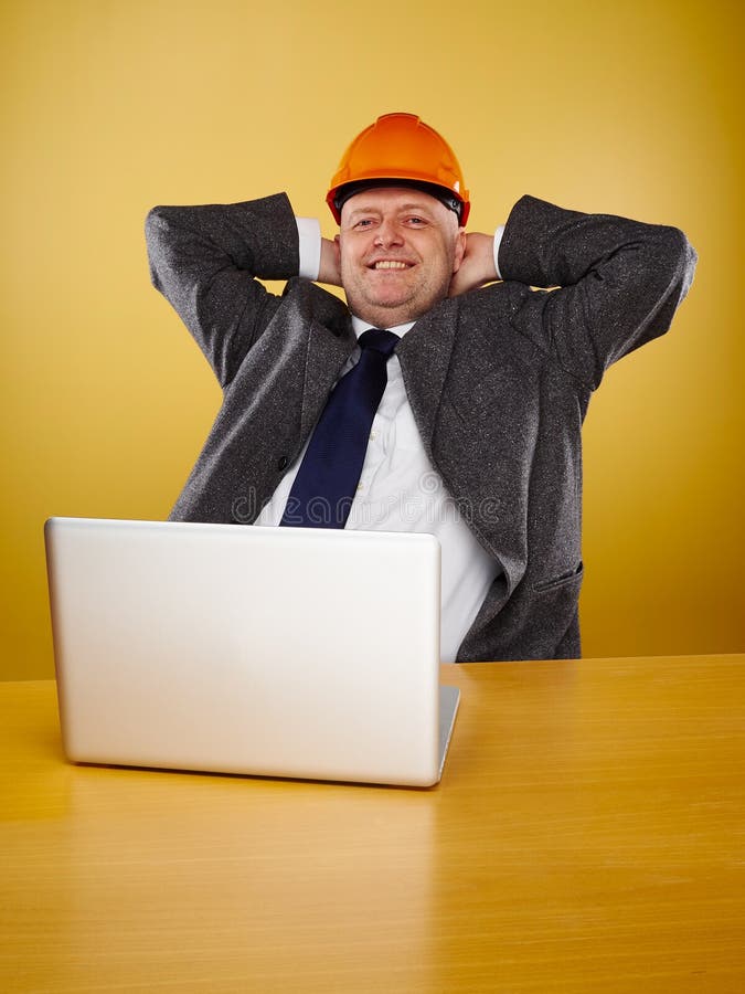 Ingegnere in ufficio immagine stock. Immagine di maturo - 53132731