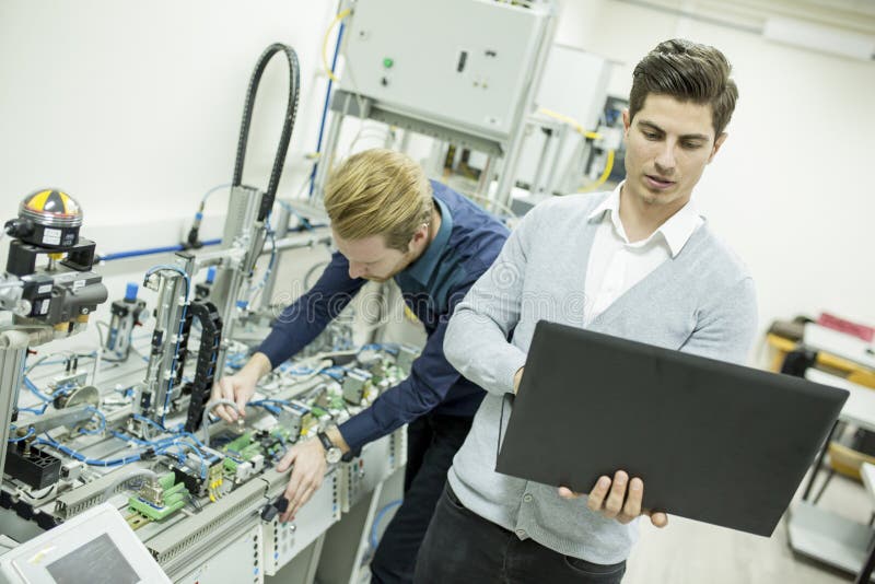 Ingegneri nella fabbrica fotografia stock. Immagine di portatile - 53760302