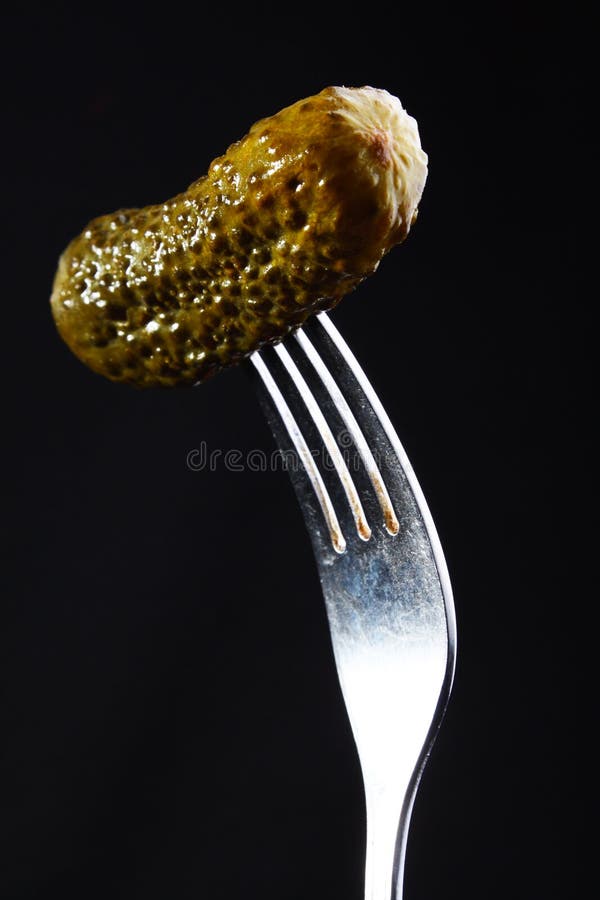 Augurk in Het Zuur Op Een Vork Stock Foto - Image of niemand, foto ...