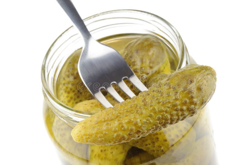 Gepekelde Augurken En Gewone Komkommer Op De Witte Schotel Stock ...