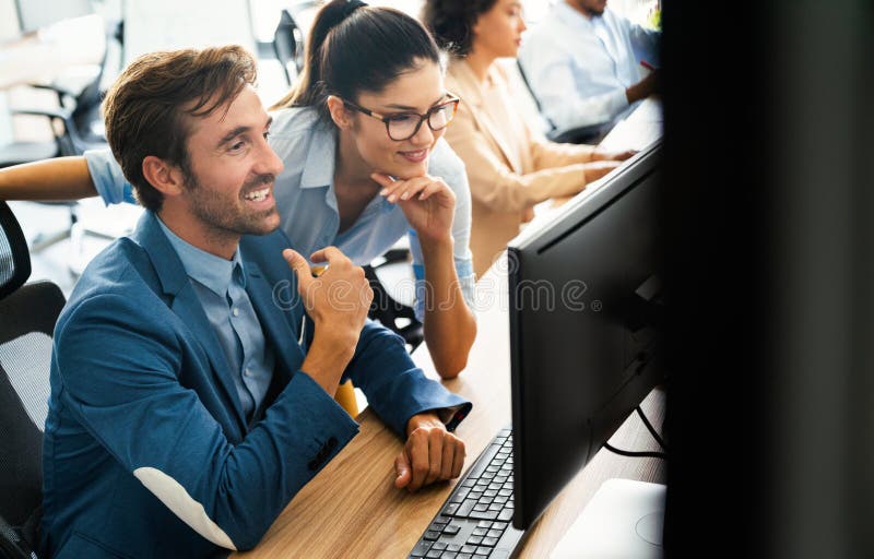 Ingenieros De Software Trabajando En Proyectos Y Programación En La Empresa Imagen de archivo ...