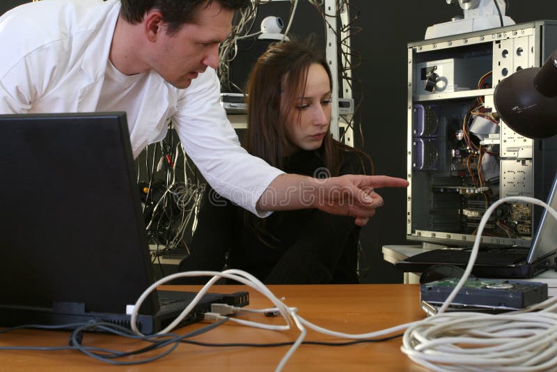 Ingenieur, Der Arbeit über Computer Erklärt Stockfoto - Bild von ...