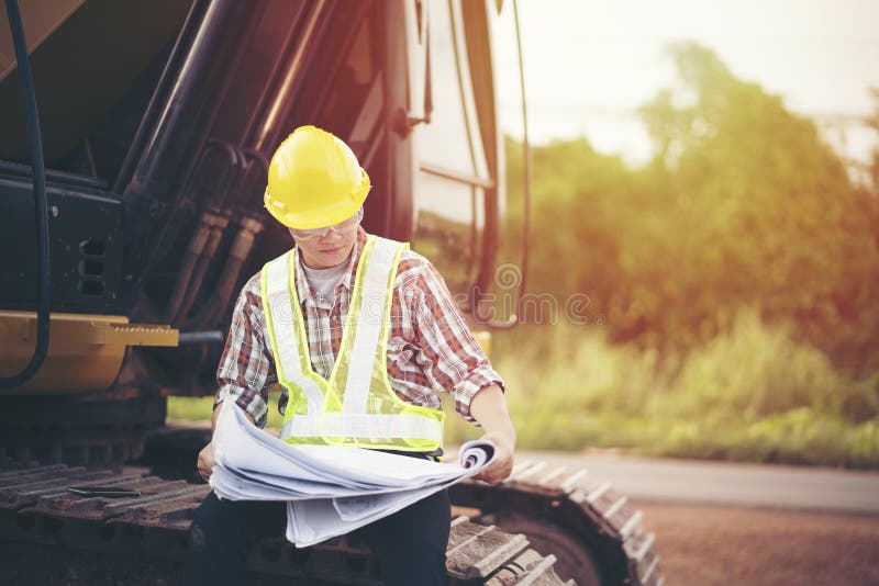 Ingenieur, Der Die Blaupause Mit Backhoe Hält Stockbild - Bild von ...