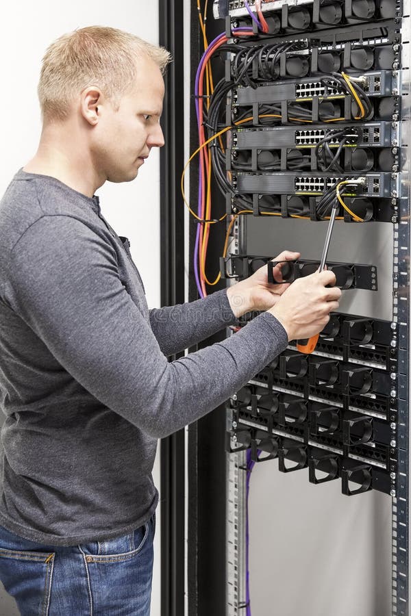 It-Ingenieur Errichtet Netzgestell Im Datacenter Stockfoto - Bild von ...