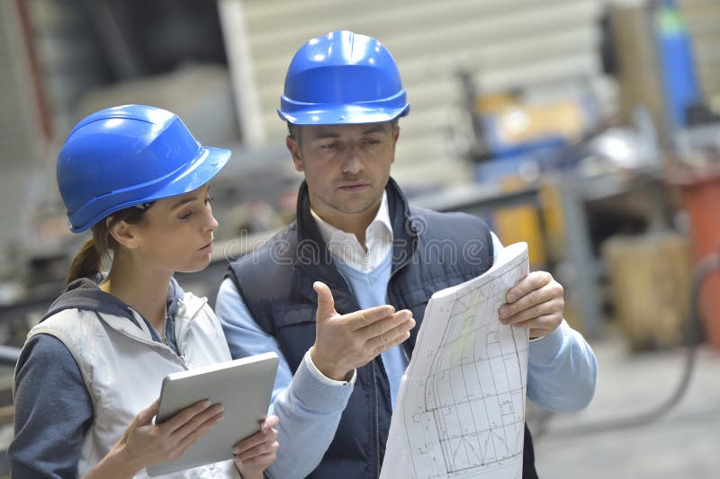 Ingenieure Mit Tablette Und Plan Stockfoto - Bild von kollegen ...