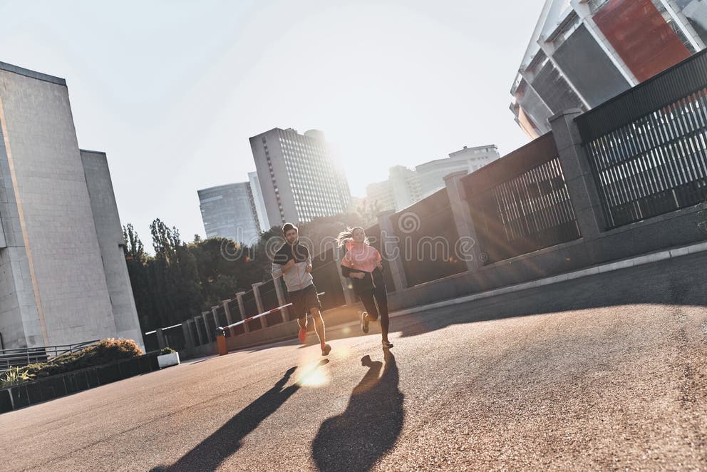 Ingenting kan stoppa dem fotografering för bildbyråer. Bild av ...