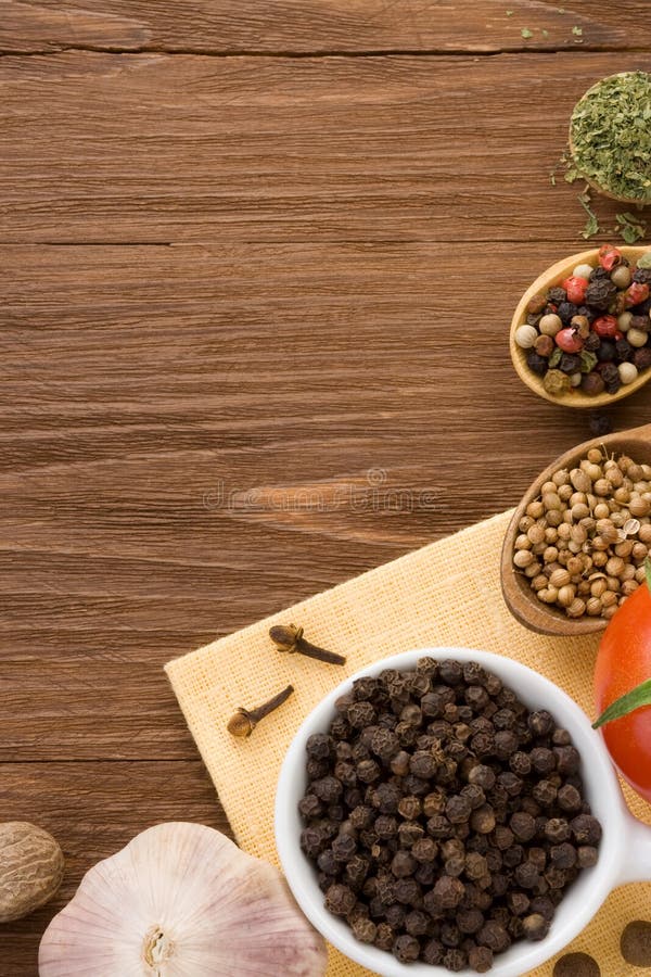 Ingrediente E Especiarias De Alimento Na Madeira Foto de Stock - Imagem ...