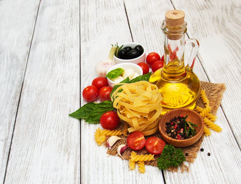 Ingredienti Di Alimento Italiani Fotografia Stock - Immagine di oliva ...