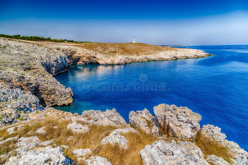 Inham Op Het Rotsachtige Strand Stock Afbeelding - Image of zeegezicht ...