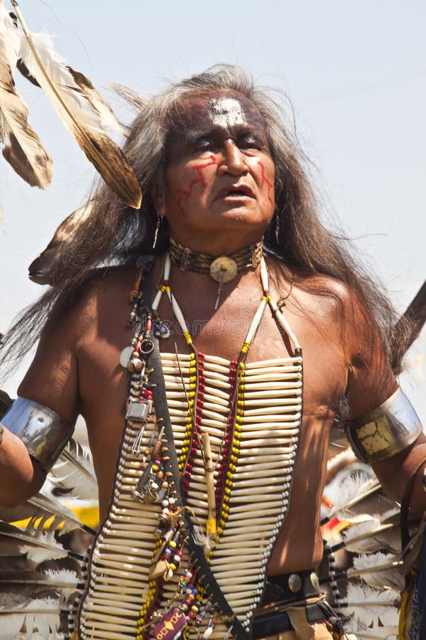 Portret Van Het Inheemse Amerikaanse Spelen Bij Een Fluit Redactionele ...