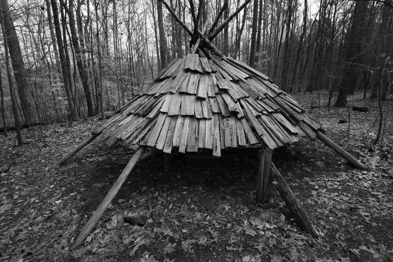 Inheemse Amerikaanse Hut in Park Stock Afbeelding - Image of bossen ...