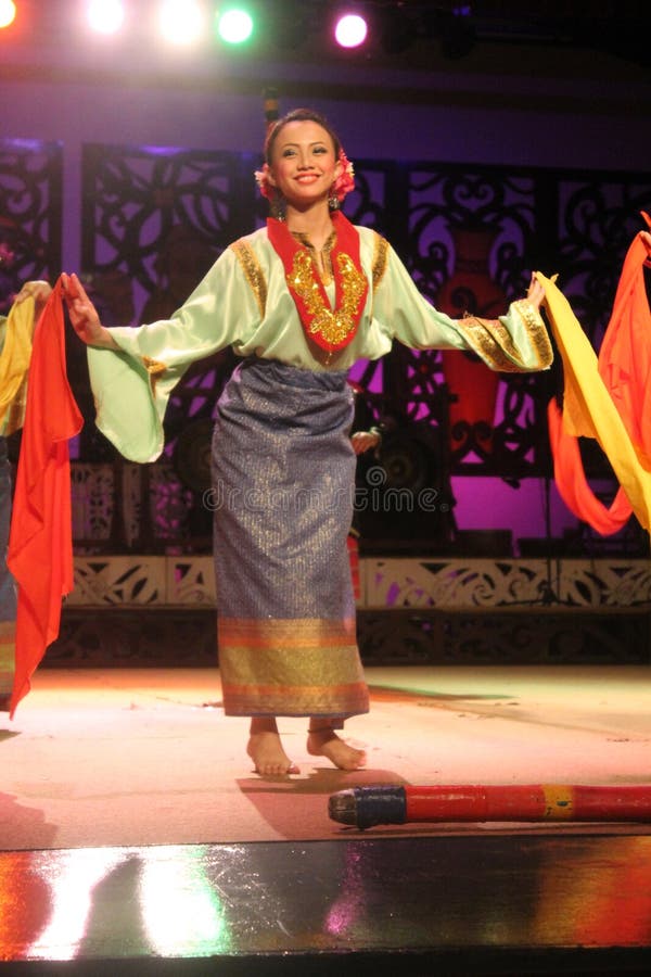 Inheemse dans sarawak redactionele foto. Image of origineel - 39939351