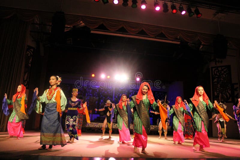 De Traditionele Dans Van Minangkabau Redactionele Foto - Image of ...