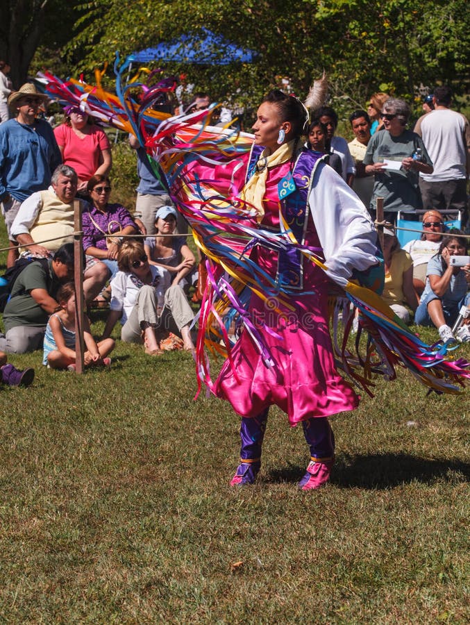De Vrouwelijke Inheemse Uitvoerder Van De Indiaan Redactionele ...