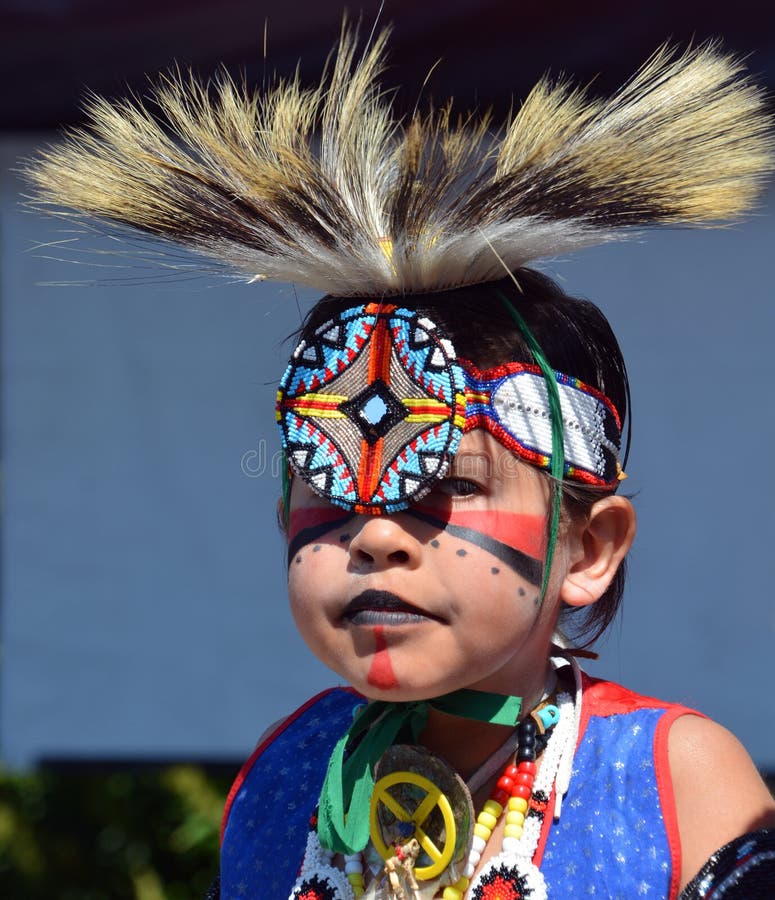 Inheems Indisch Kind in Traditioneel Kostuum Redactionele Stock Foto ...