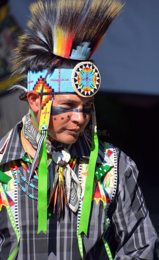 Inheems Indisch Kind in Traditioneel Kostuum Redactionele Fotografie ...