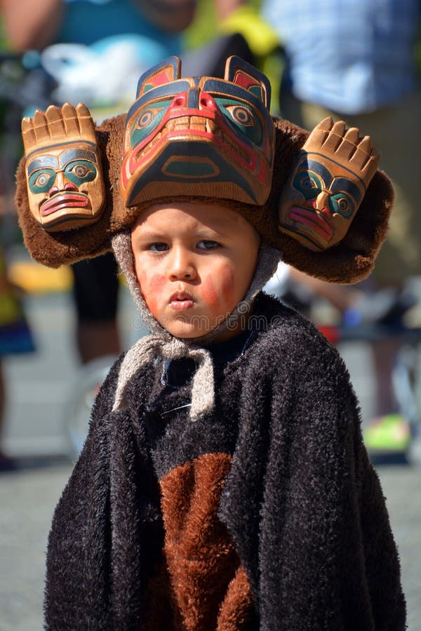 Inheems Indisch Kind in Traditioneel Kostuum Redactionele Fotografie ...