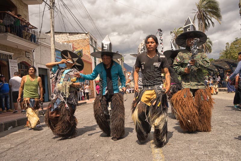 Inheemse Mensen Die Op De Straat in Inti Raymi Dansen Redactionele ...