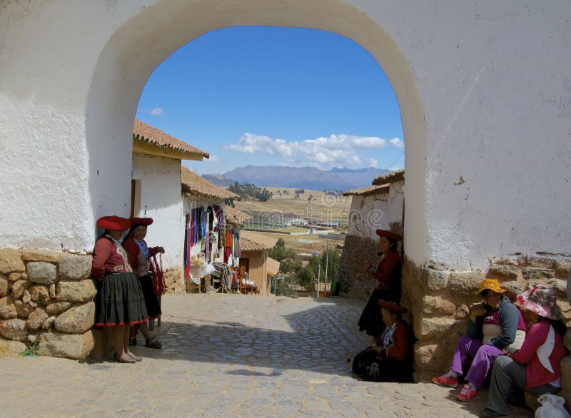 Inheemse Mensen in Oud Peruviaans Dorp Redactionele Fotografie - Image ...