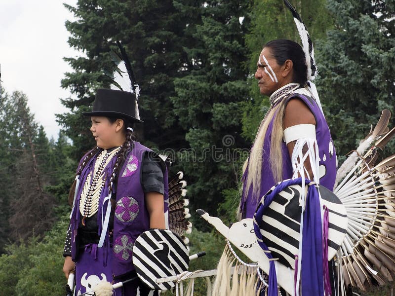 Inheemse Mensen in Traditionele Kleding Redactionele Fotografie - Image ...