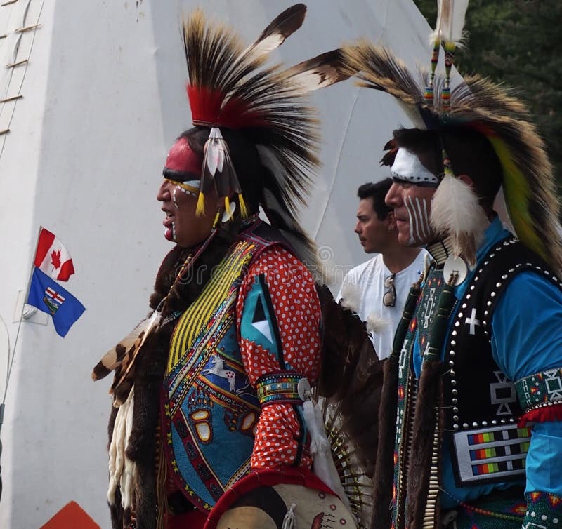 Inheemse Mens in Traditionele Kleding Redactionele Foto - Image of ...
