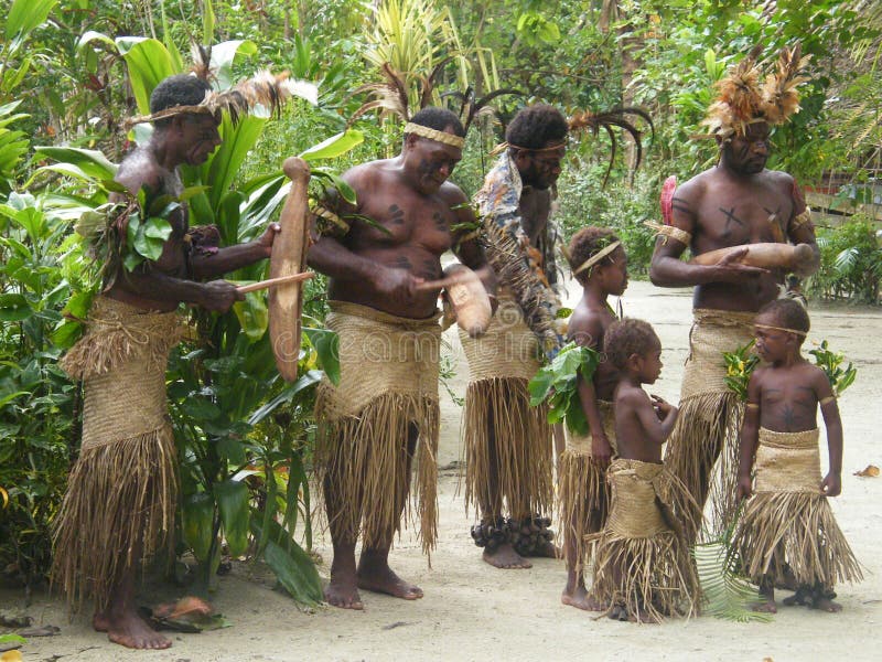 Inheemse mensen in Vanuatu redactionele afbeelding. Image of pinksteren ...