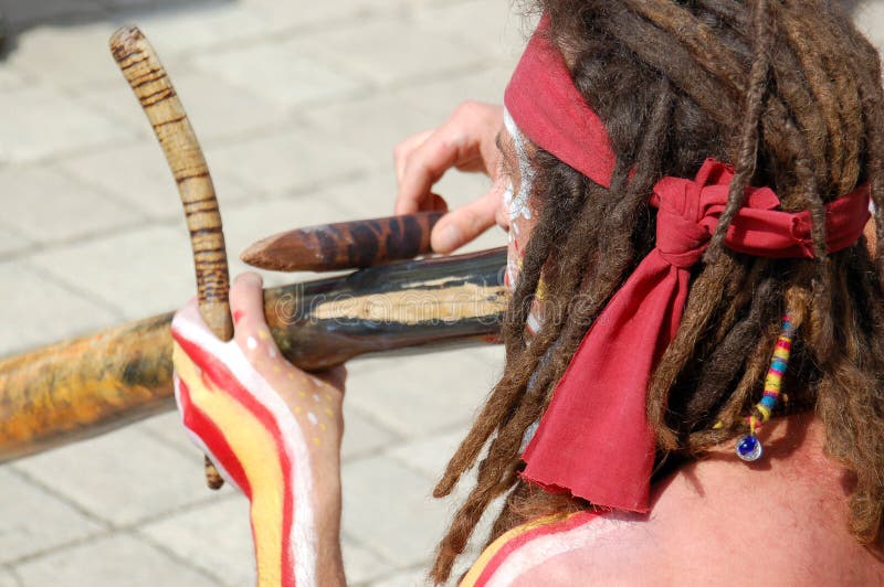 Inheemse speler stock foto. Image of oorsprong, mens, herkenningssloten ...
