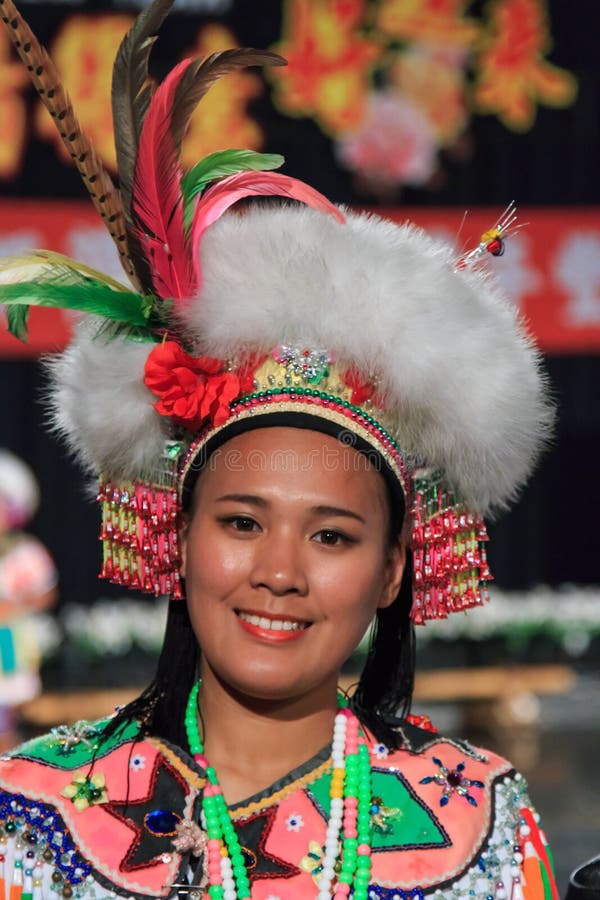 Inheemse Taiwanese Mens in Traditionele Kledij Bij Het Inheemse De ...