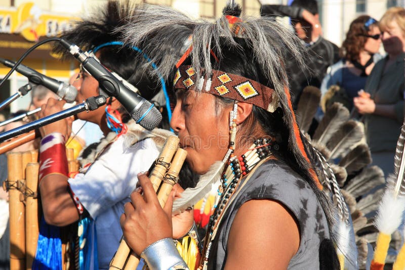 Inheemse Zuidamerikaanse Muziek Redactionele Stock Foto - Image of ...