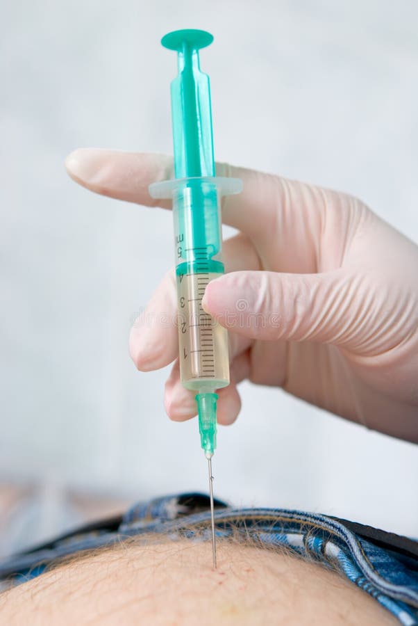 Injection intramusculaire photo stock. Image du gant, protecteur - 6970082