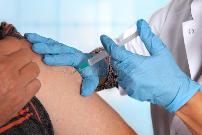 Injection intramusculaire photo stock. Image du mains - 136845912