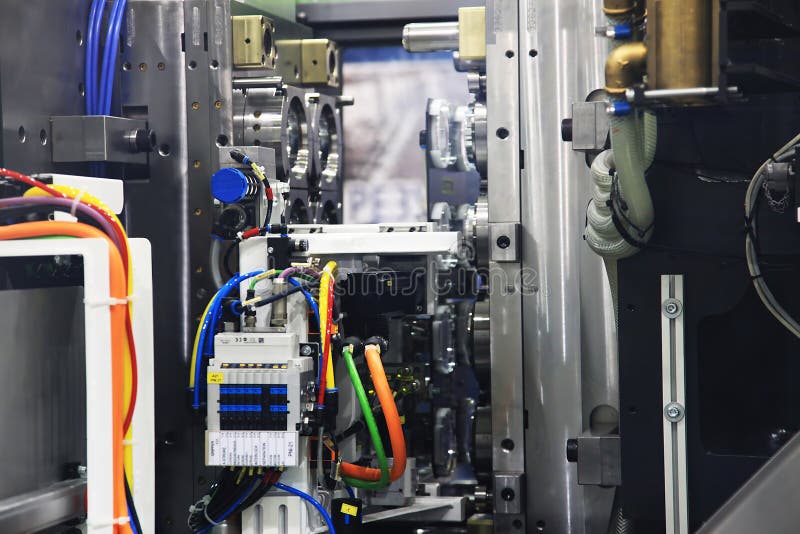 Pots on Conveyor Belt of Plastic Injection Molding Machine with Robotic ...