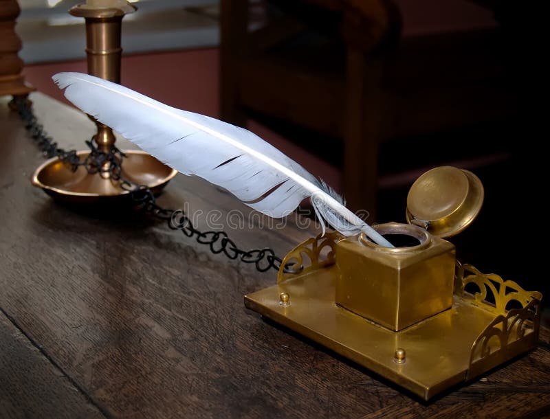 Tintero Antiguo Con La Pluma De La Pluma Y El Papel De Escribir Viejo ...