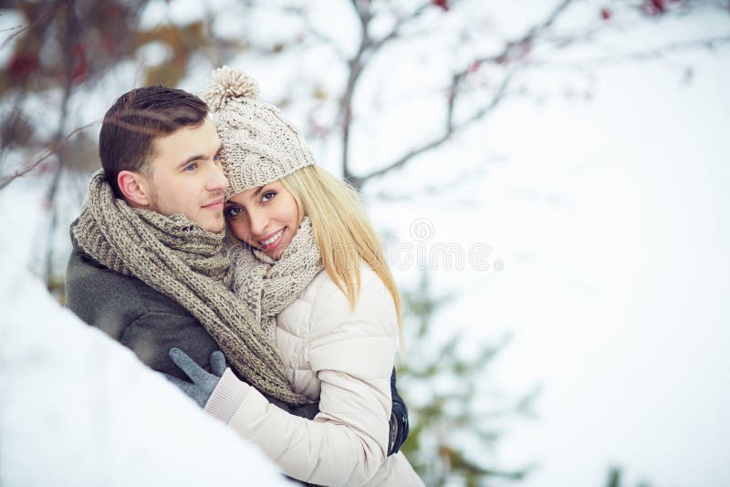 Innamorati sorridenti immagine stock. Immagine di innamorati - 80672621