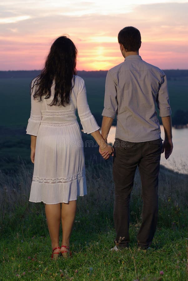 Innamorati al tramonto fotografia stock. Immagine di coppie - 33319018