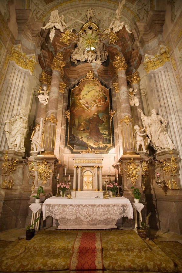 Innenraum Der Katholischen Kirche. Stockfoto - Bild von katholisch ...