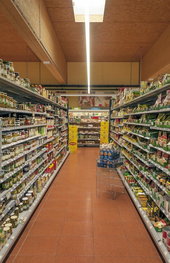 Innenansicht Eines Supermarktes Mit Lebensmitteln Redaktionelles Bild ...